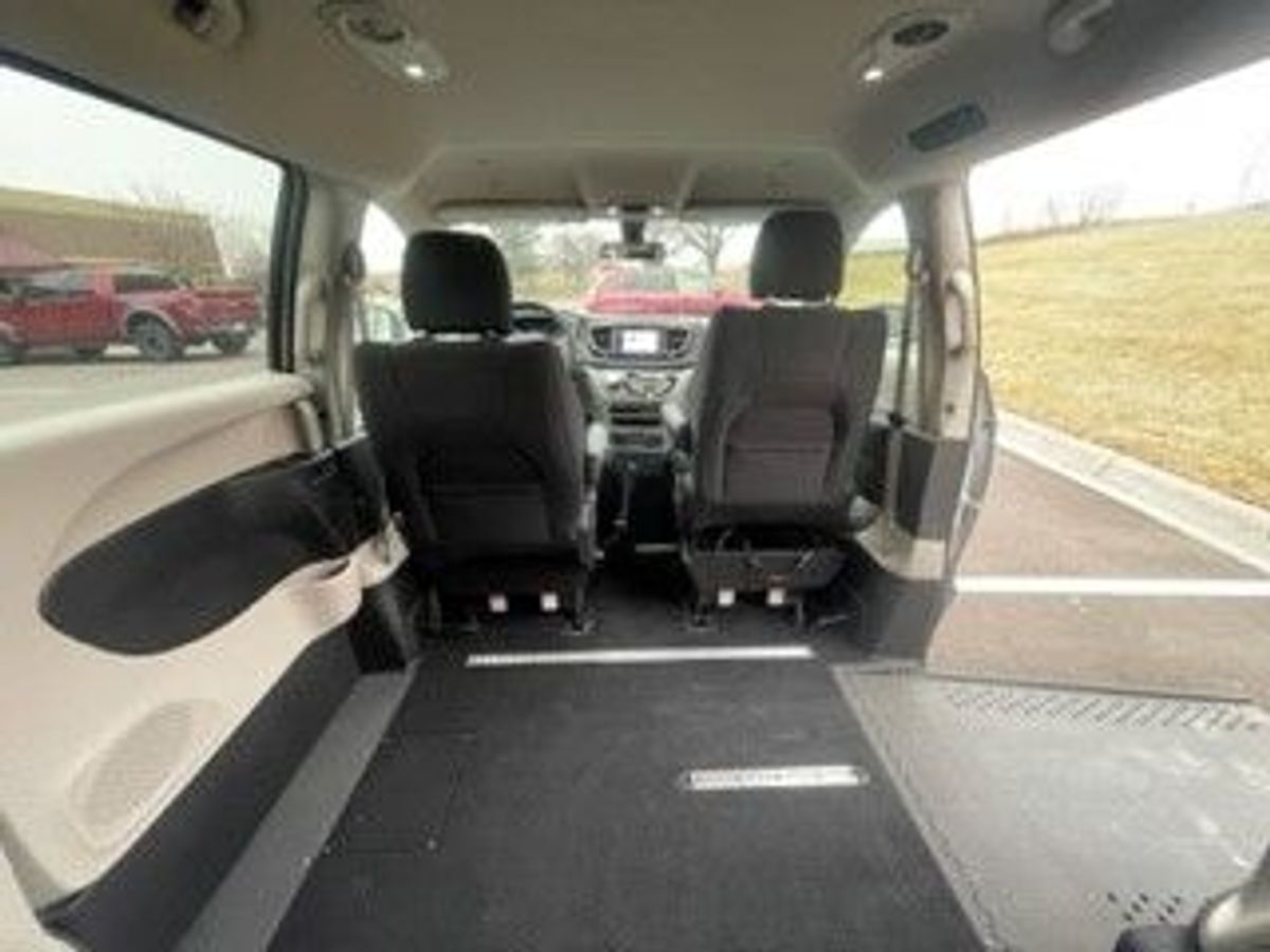 Furgoneta para silla de ruedas - Usado 2022 Chrysler Voyager NR211991