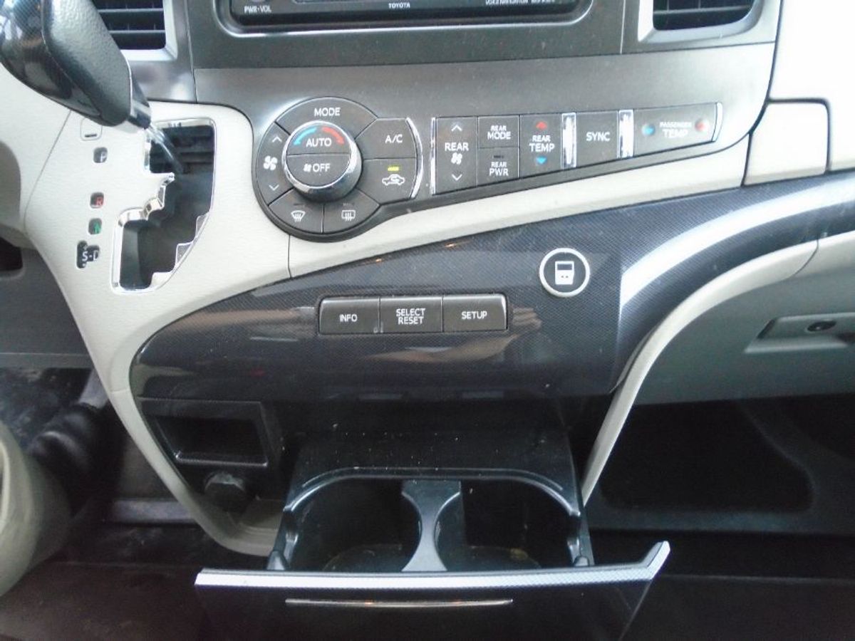 Wheelchair Van - Used 2014 Toyota Sienna ES440139