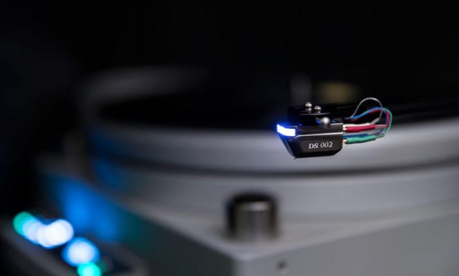 Incredible photos of record grooves under an electron microscope - The ...