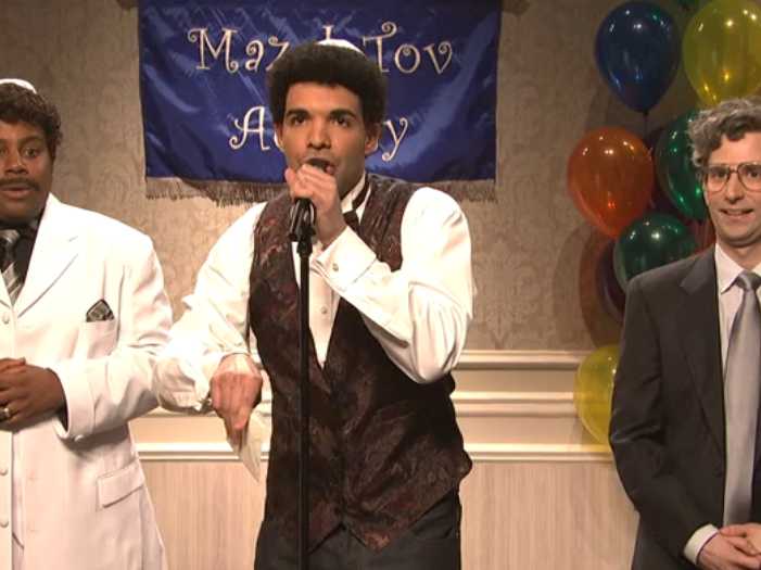 Rating Drake's 'SNL' Performance In "Trying Too Hard Smile Emojis"