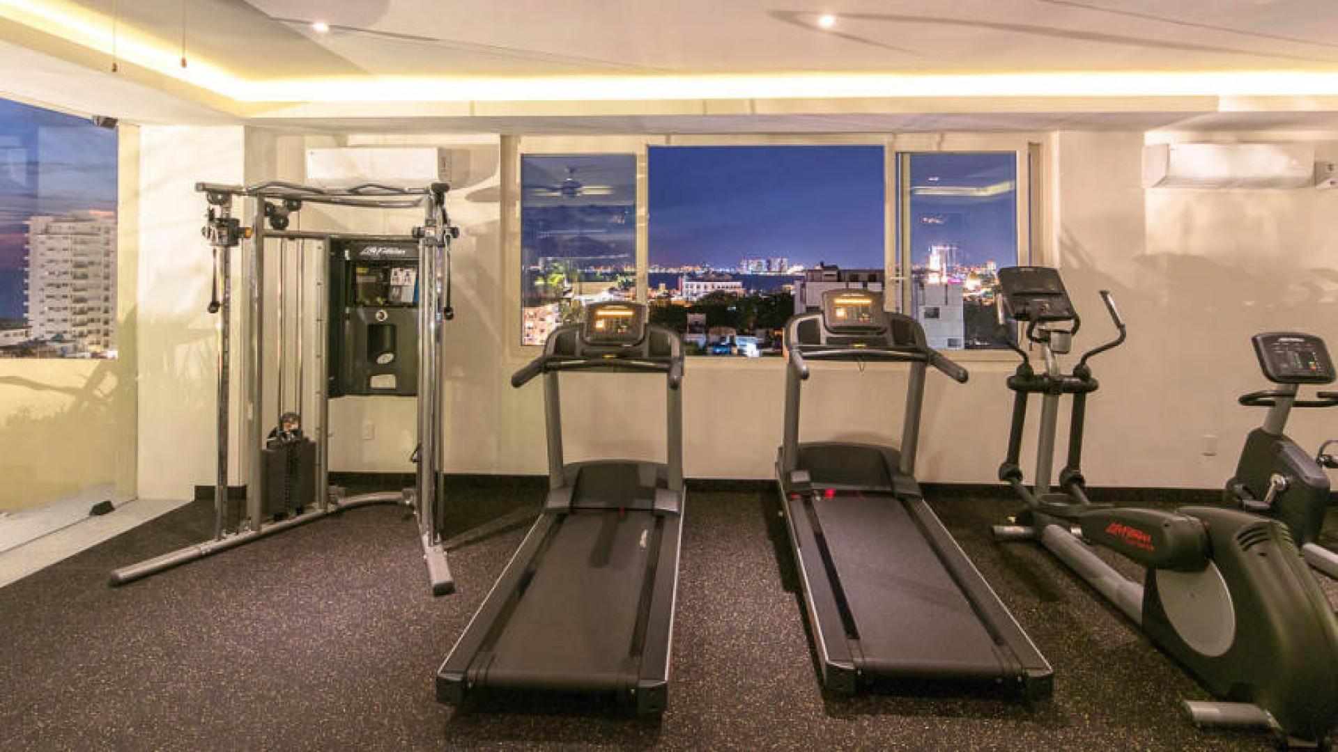 Clean & Comfortable Condo | POOLS, GYM, HOT TUBS