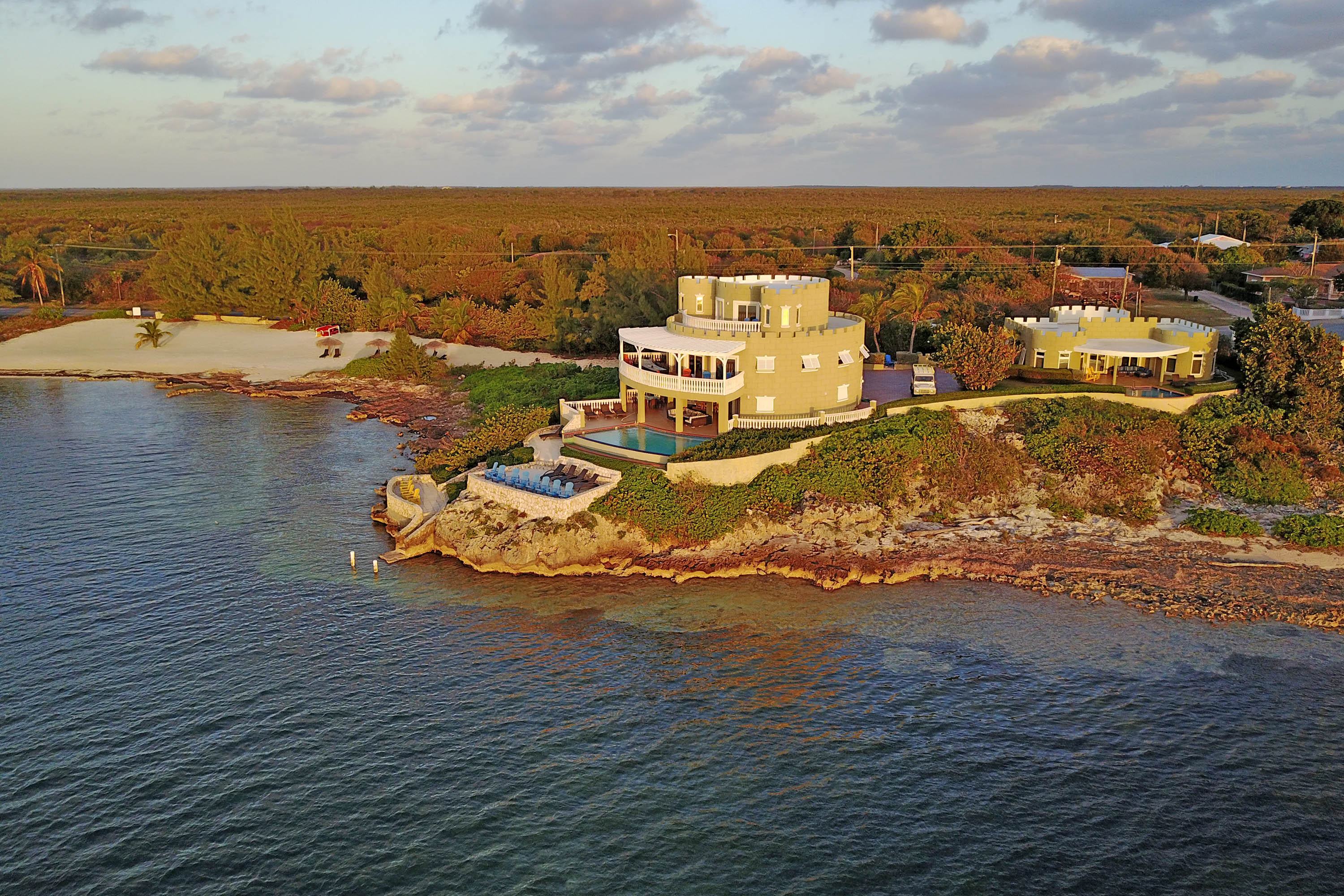 Cayman Castle & Guesthouse | Official Site | Grand Cayman Luxury Villas