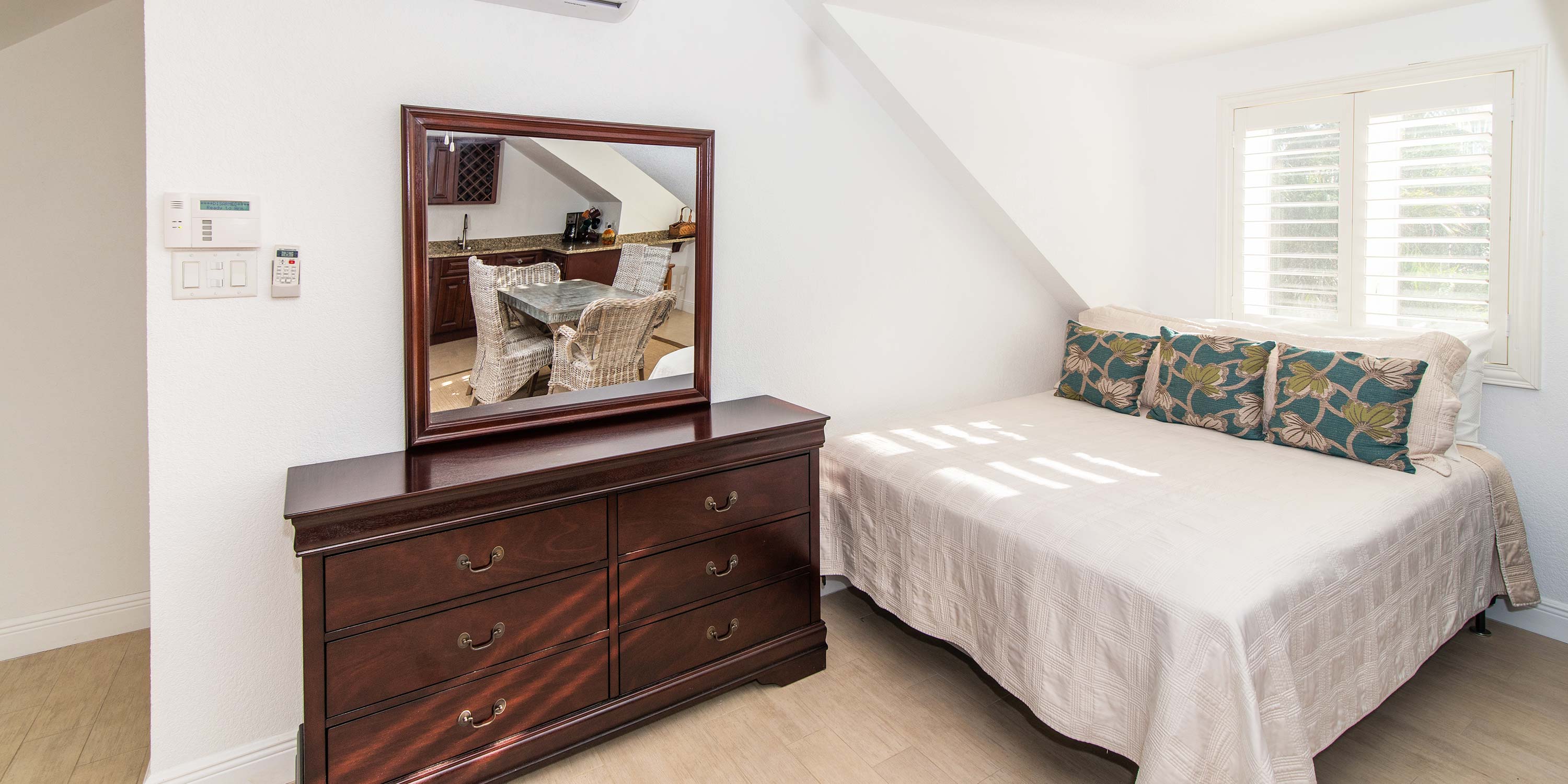 On The Rocks & Guesthouse