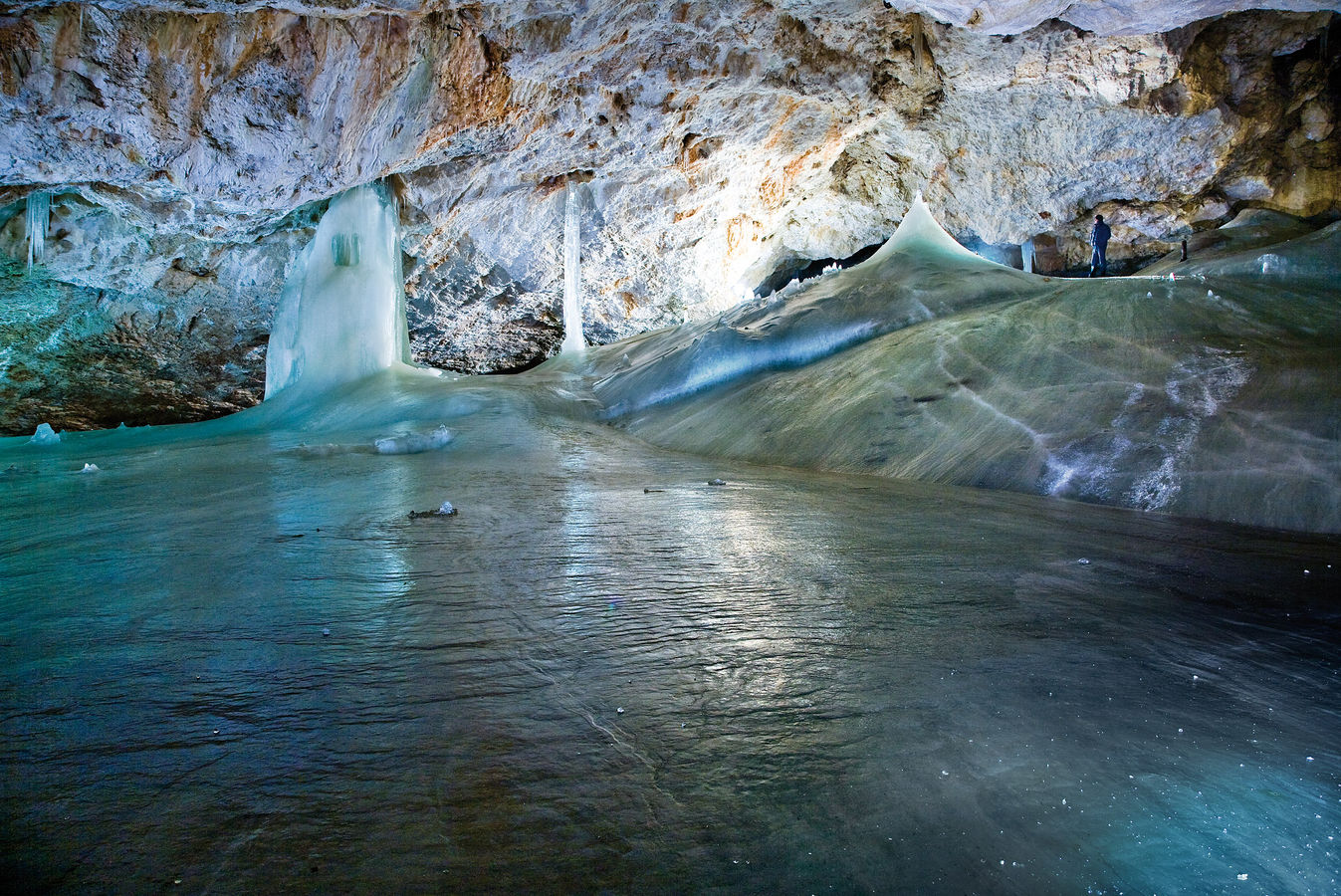 8 Best Ice Caves in the World That Will Amaze You (Must See)