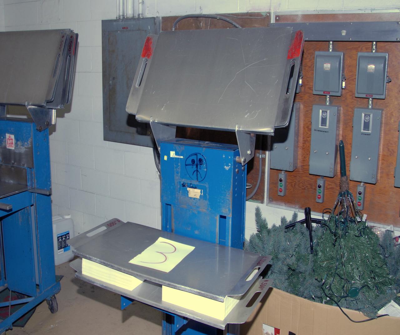 Lot #22: Paper lift with separators - WireBids