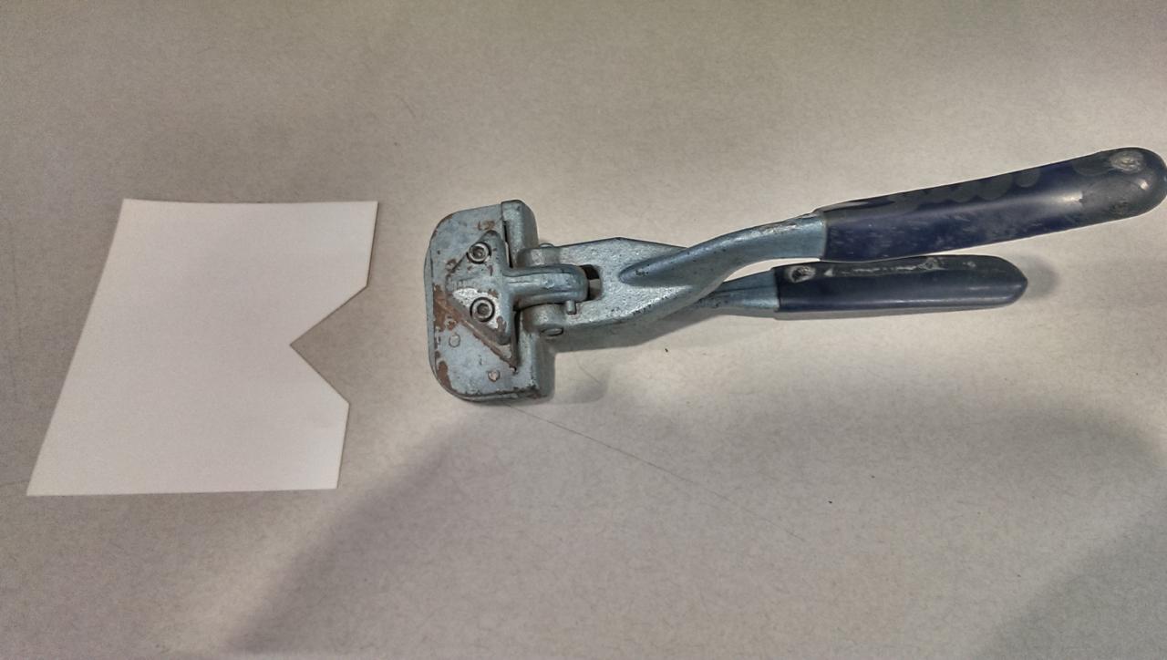 Lot #33: Roper Whitney 541-2 90° Degree Portable Hand Notcher Tool ...