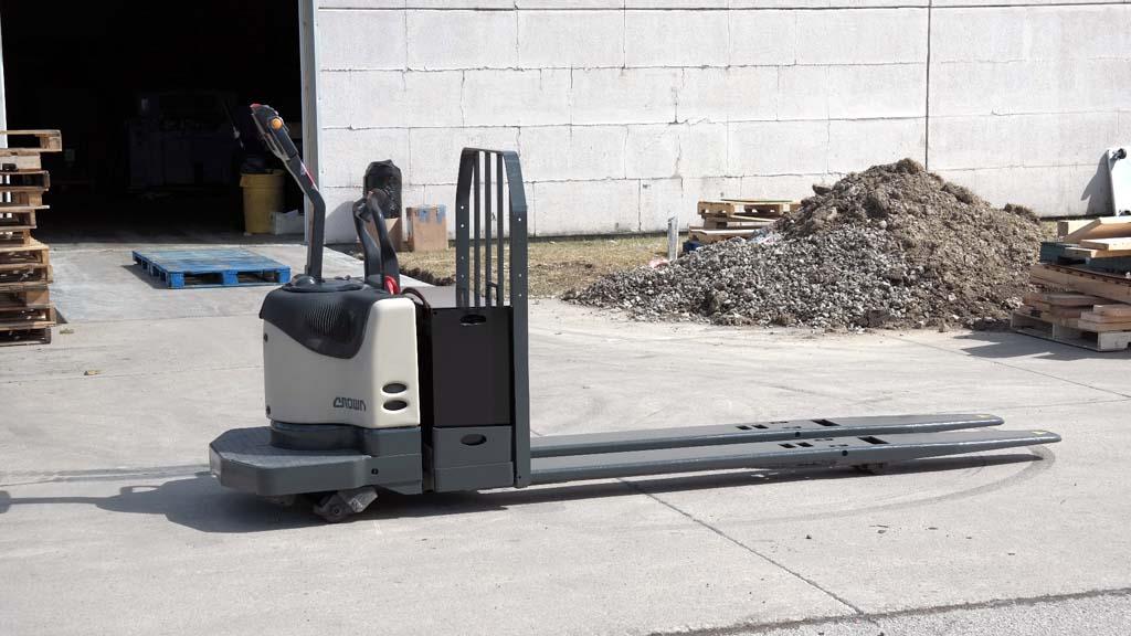 Lot #18: 2004 Crown PE 4000–60 Ride On End Control Electric Pallet ...