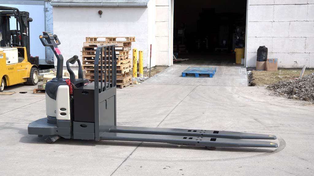 Lot #18: 2004 Crown PE 4000–60 Ride On End Control Electric Pallet ...