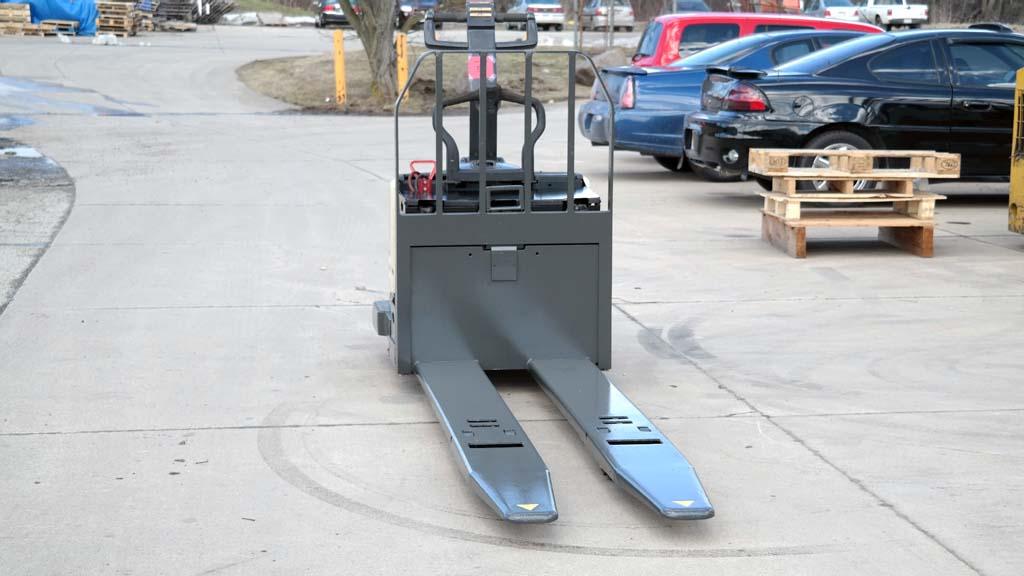 Lot #18: 2004 Crown PE 4000–60 Ride On End Control Electric Pallet ...
