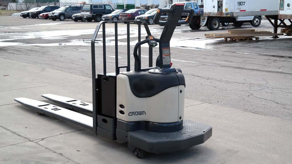 Lot #18: 2004 Crown PE 4000–60 Ride On End Control Electric Pallet ...