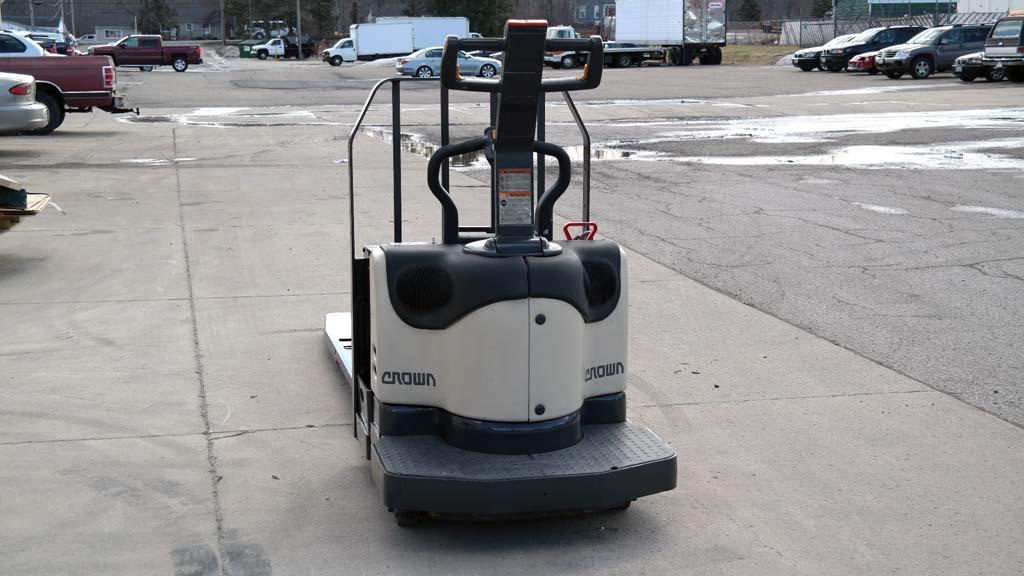 Lot #18: 2004 Crown PE 4000–60 Ride On End Control Electric Pallet ...