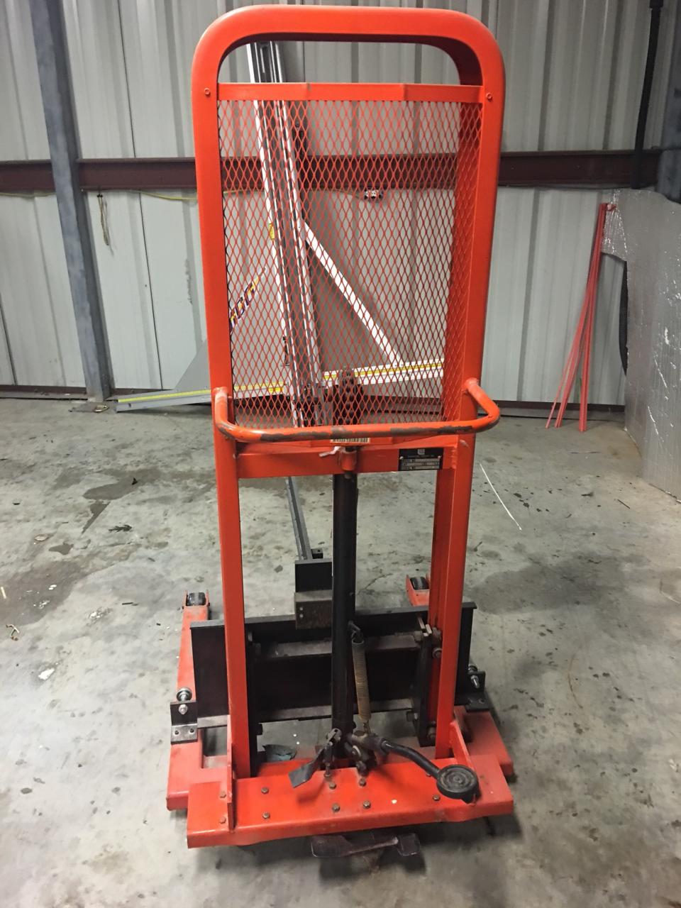 Lot #27: Lee Engineering Presto 1,000 lb Capacity Lift Model M452-DWP ...