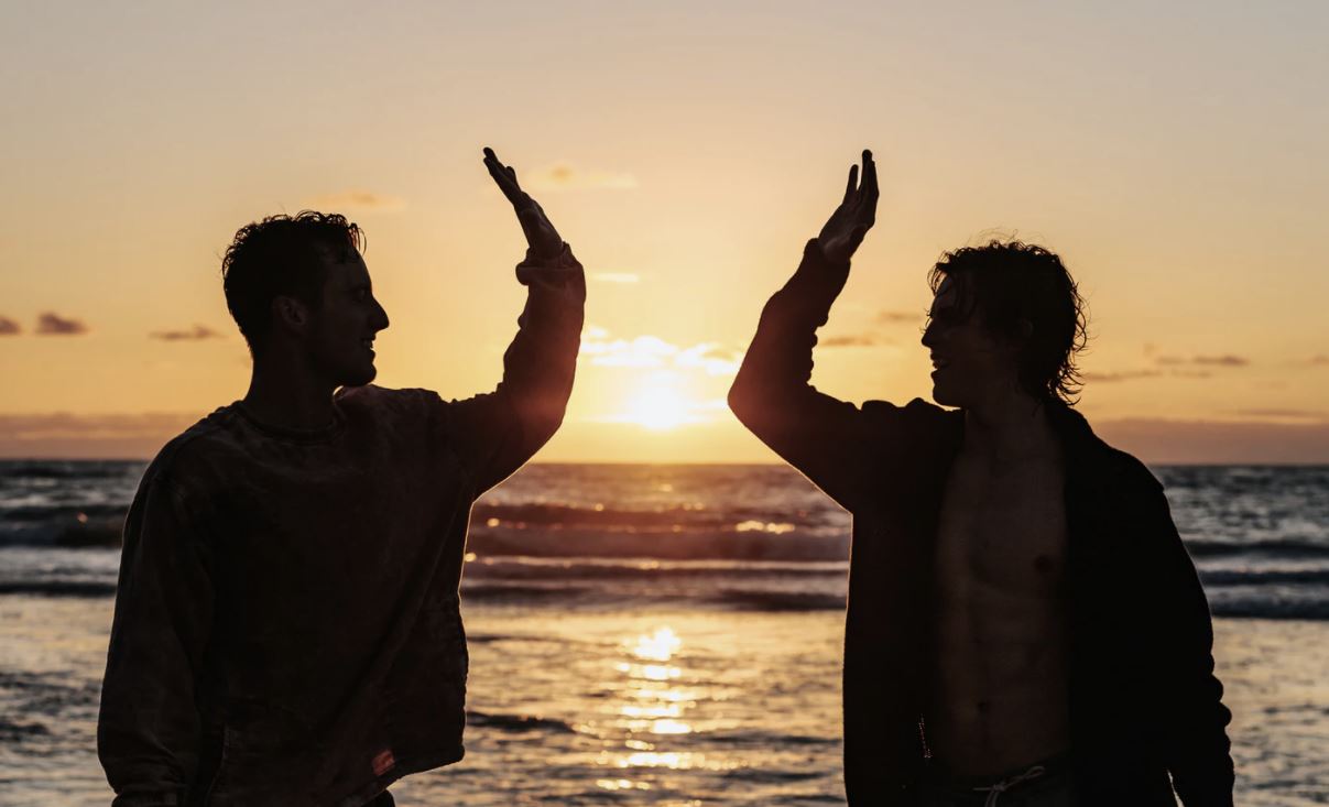 How to Take Part in Mel Robbins's High Five Challenge - Shortform Books