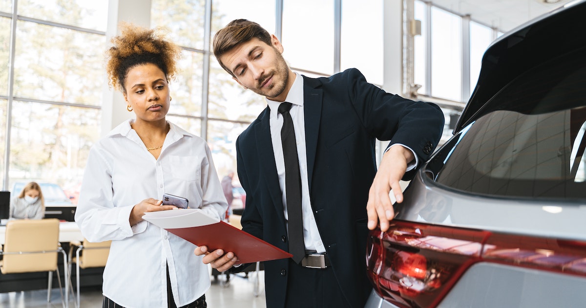 Breaking Down the Top 7 Qualities of a Good Salesperson - Shortform Books