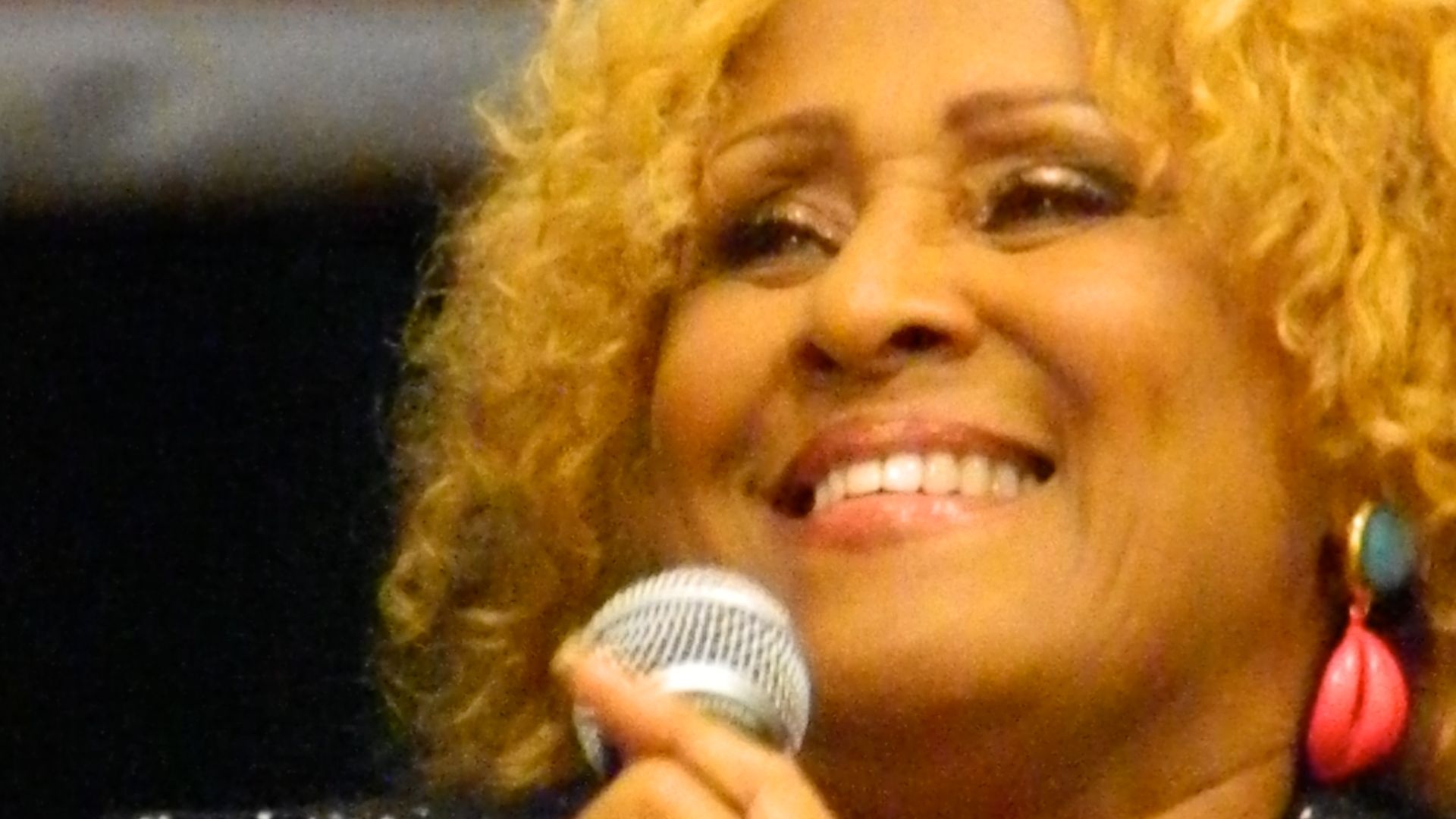 Who Is Darlene Love? The R&B and Soul Singer Opens Up - Shortform Books