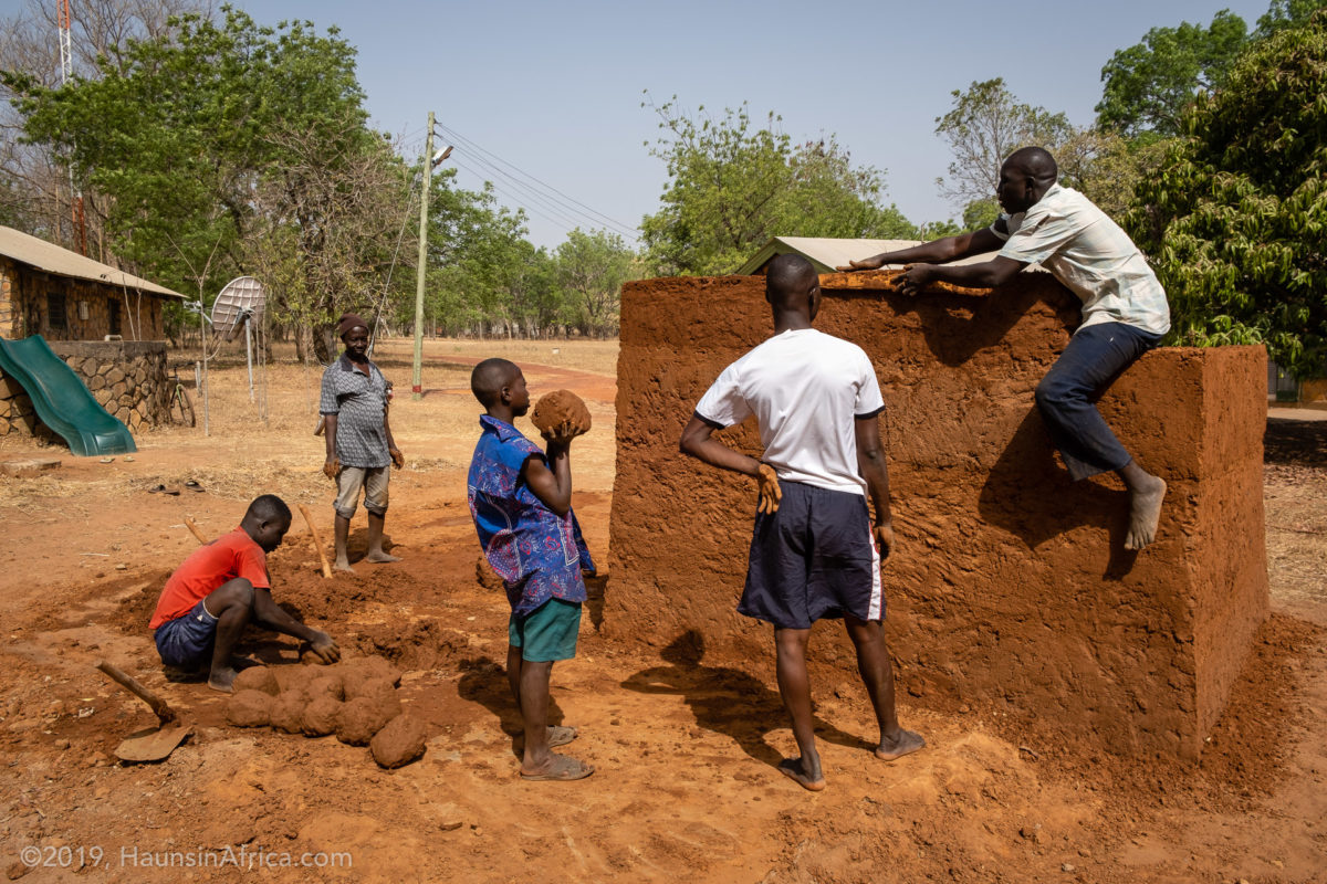Building a Traditional Mud Room - The Hauns in Africa