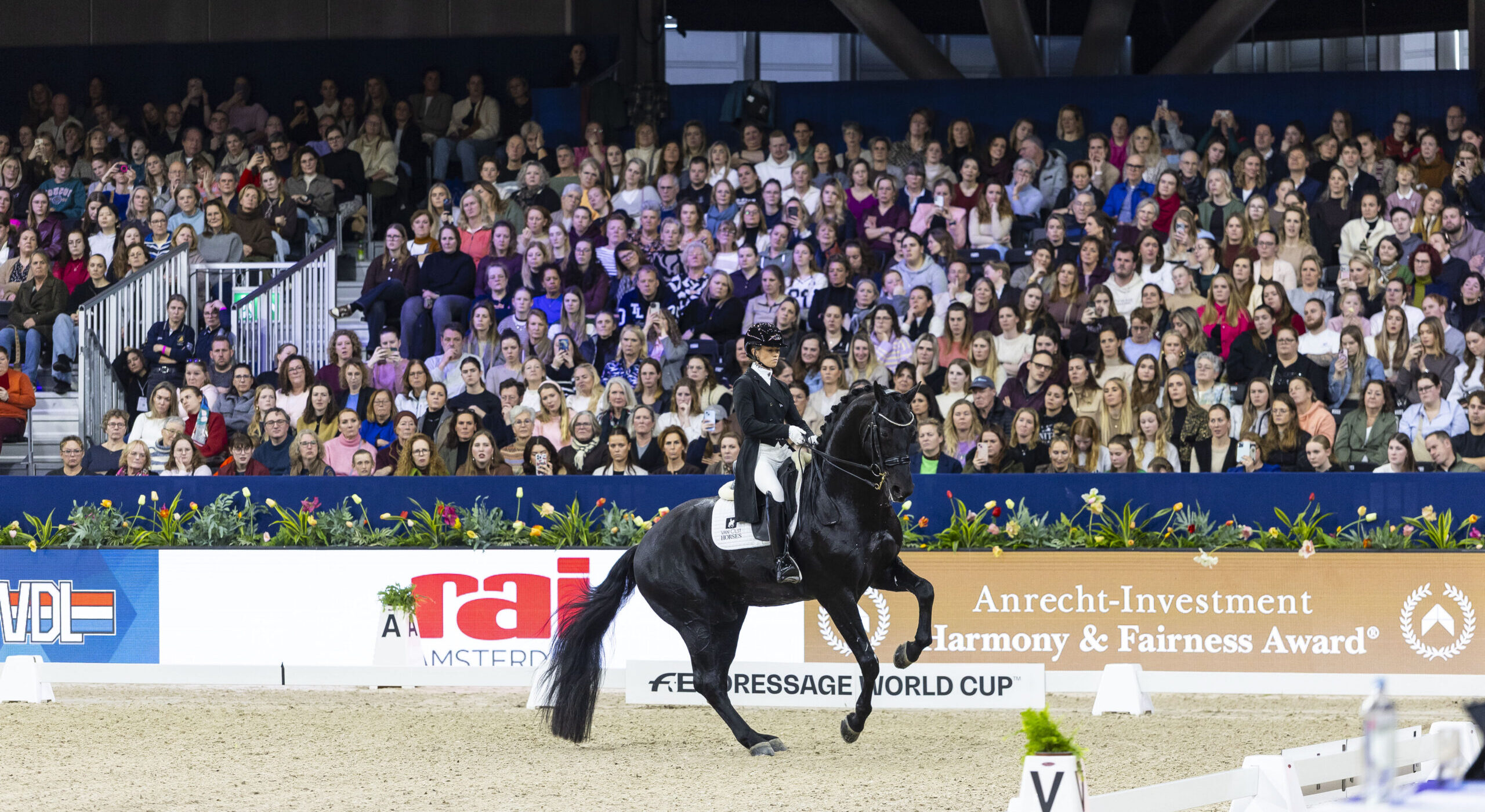 Charlotte Fry and Glamourdale Defend Amsterdam Crown in Style ...