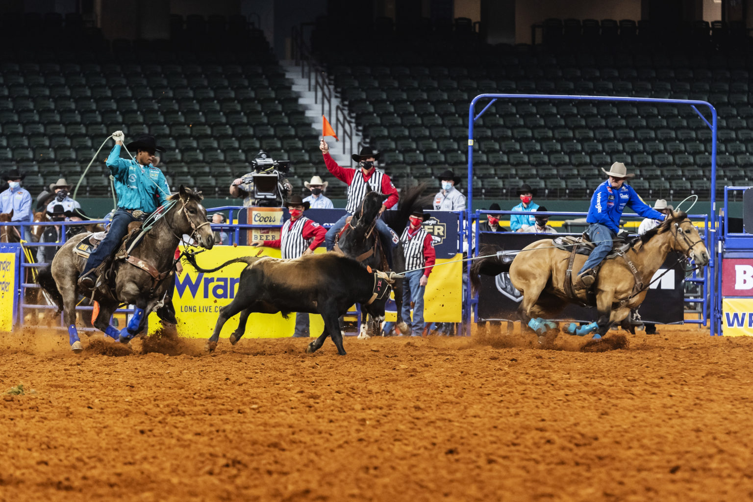 Snow and Nogueira Strike in Round 6 of the 2020 NFR Team Roping