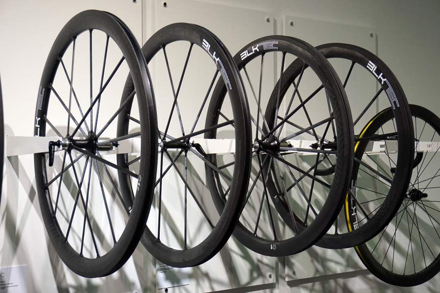 TPE15: Blktec adds one-piece carbon clincher wheels & aero road bar ...