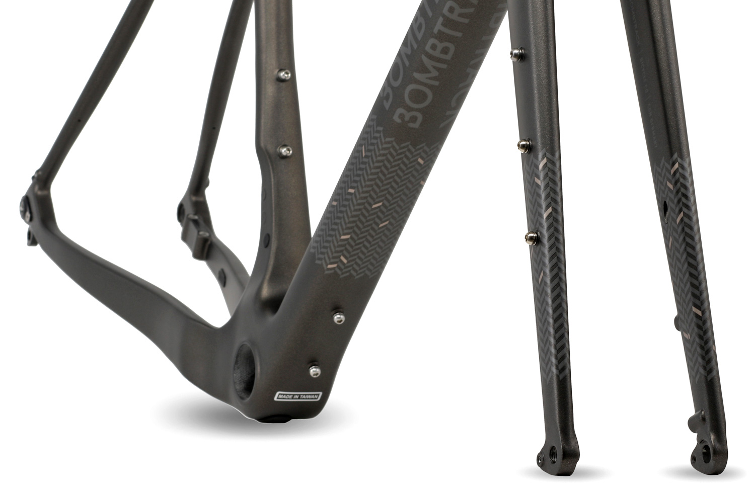 Bombtrack Hook EXT-C adventure-ready, carbon 650b+ bikepacking bike - Bikerumor