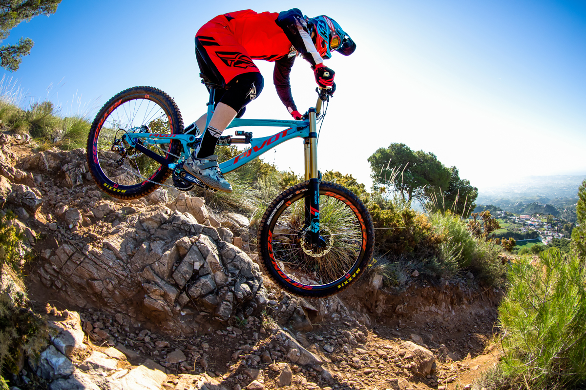 Pivot Phoenix Carbon DH bike continues into 2018 with two new colors ...