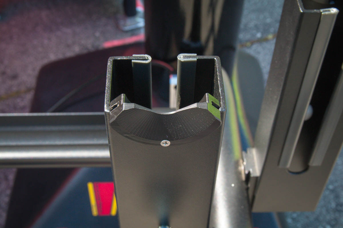 Ultra light Dovetail bike rack mounts to hitch without tools, removes ...