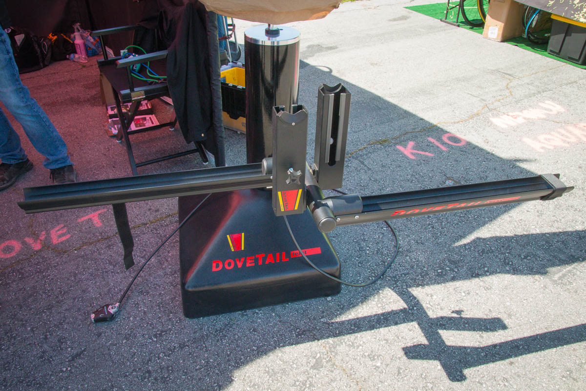 Ultra light Dovetail bike rack mounts to hitch without tools, removes ...