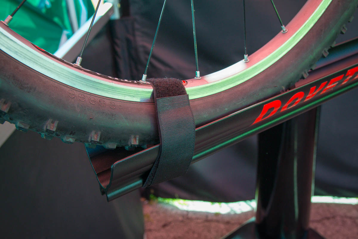 Ultra light Dovetail bike rack mounts to hitch without tools, removes ...