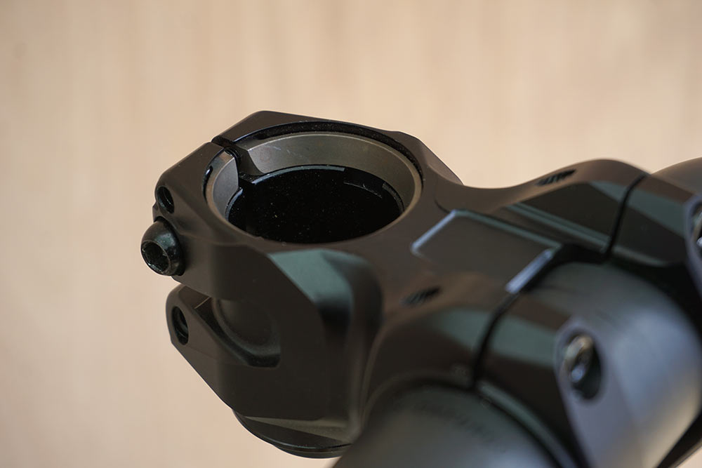 OneUp flexes design muscle w/ new EDC stem, ovalized carbon handlebar ...