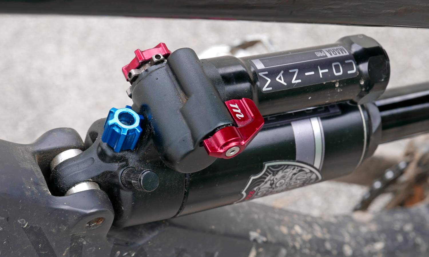 In detail: Manitou Mara Pro air shock pumps up easily tunable enduro ...