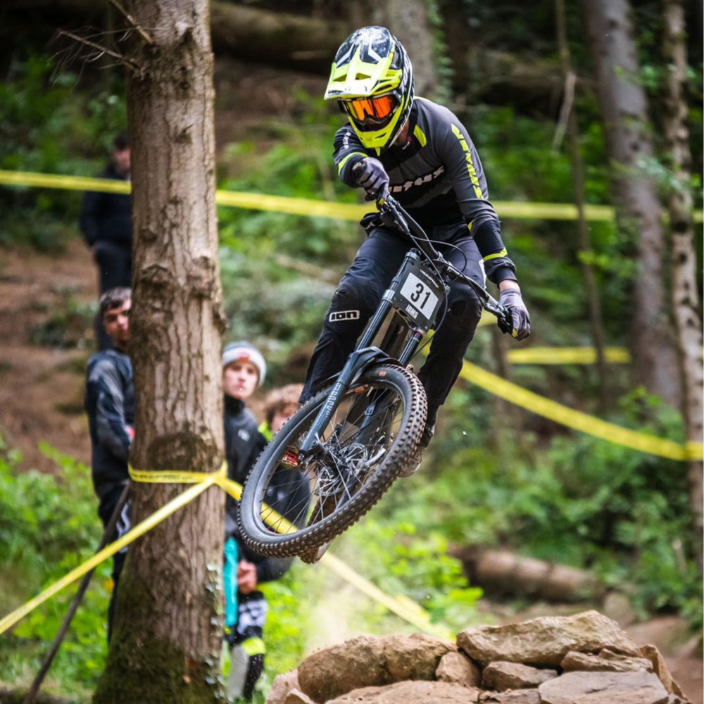 2019 Vitus Dominer drops in updated race-ready alloy DH bike - Bikerumor