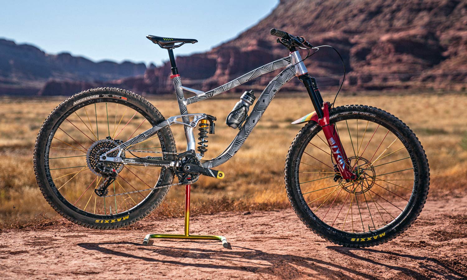 REEB Sqweeb v3 reshaped into an adjustable travel trail bike AND enduro race sled! - Bikerumor