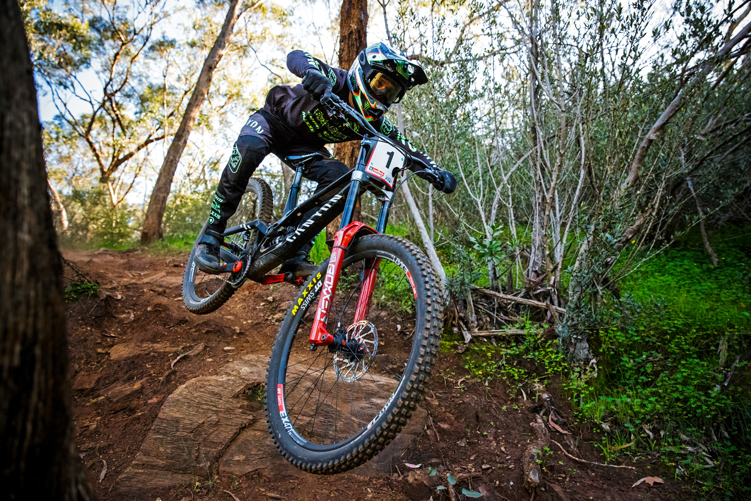 Canyon Sender CFR gives full carbon DH race mountain bike all-new ...