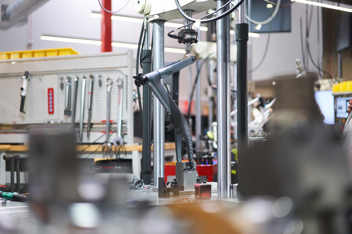 Specialized builds their lightest bike yet - the 4.63lb Hotwalk Carbon ...