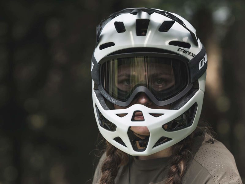 Dainese Linea 01 is new world's lightest full face DH helmet! - Bikerumor