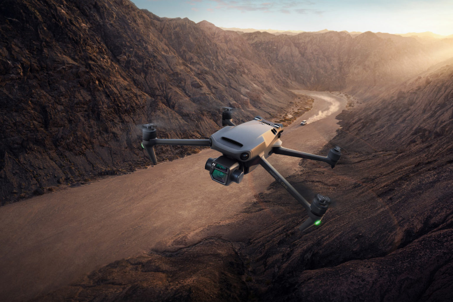 DJI Mavic 3 flies high with full obstacle avoidance, 5.1K camera ...
