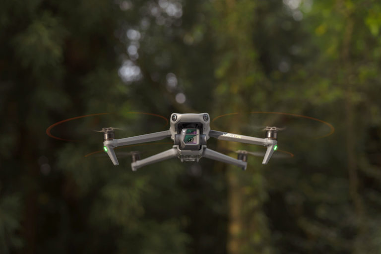 DJI Mavic 3 flies high with full obstacle avoidance, 5.1K camera ...