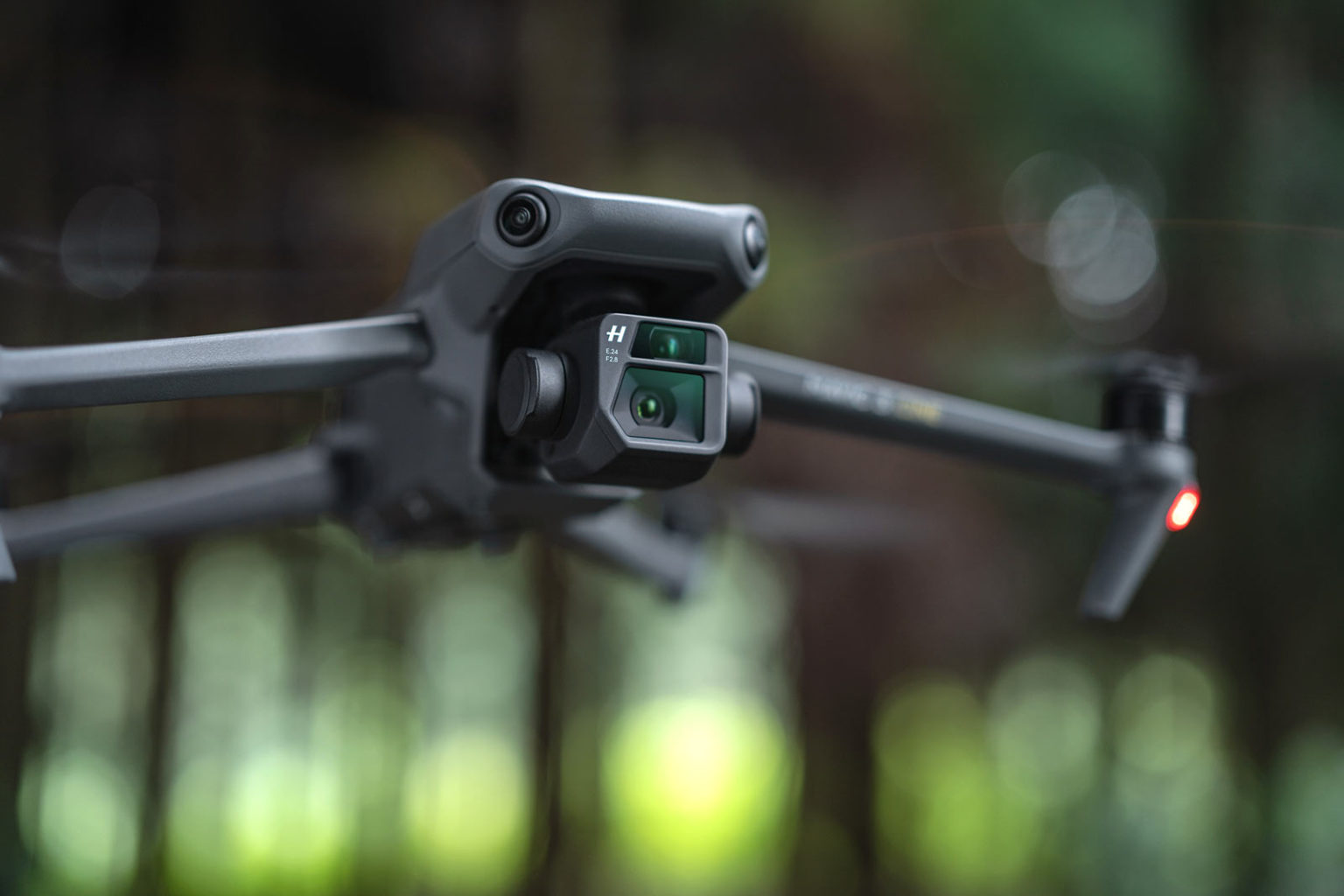 DJI Mavic 3 flies high with full obstacle avoidance, 5.1K camera ...
