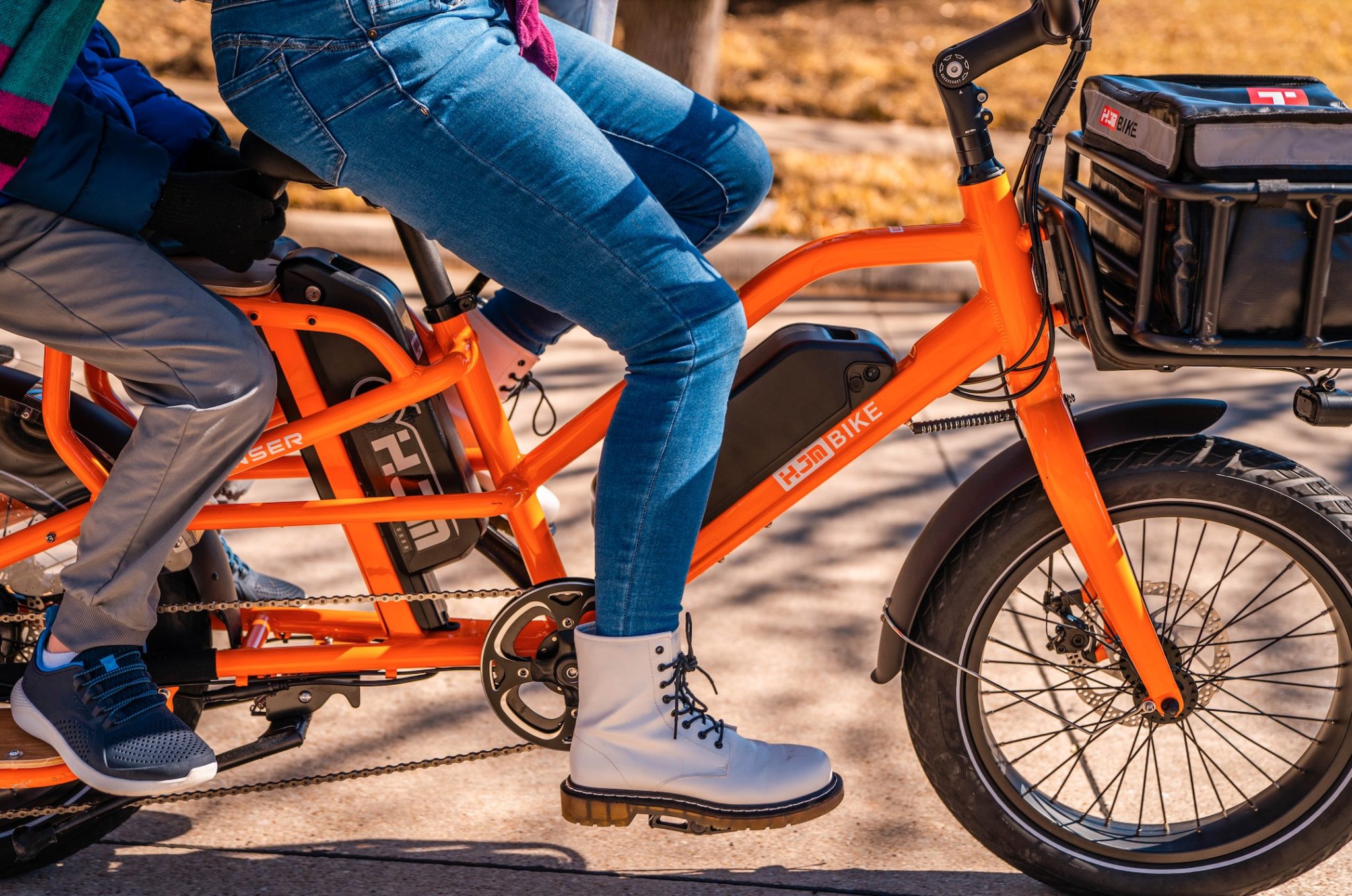 HJM's dual-battery Transer Electric Cargo Bike is built to ride longer ...