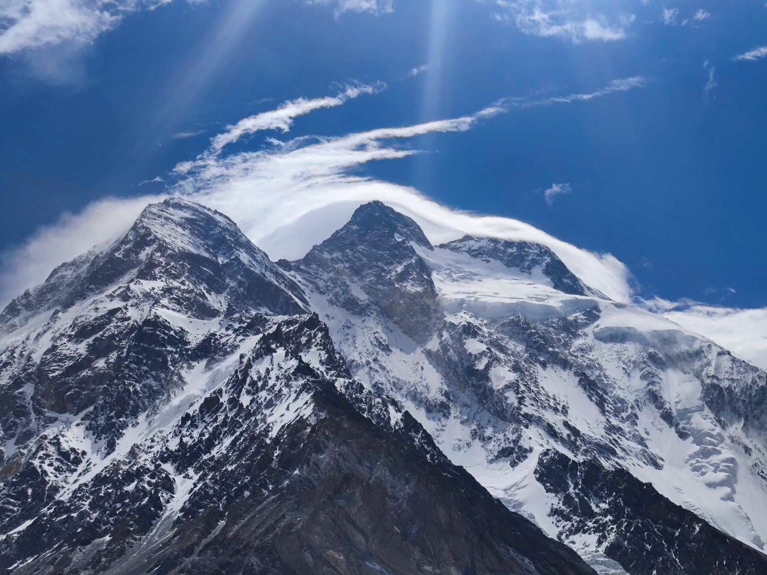 Broad Peak Summit Push: Climbers Struggle in Waist-Deep Snow » Explorersweb