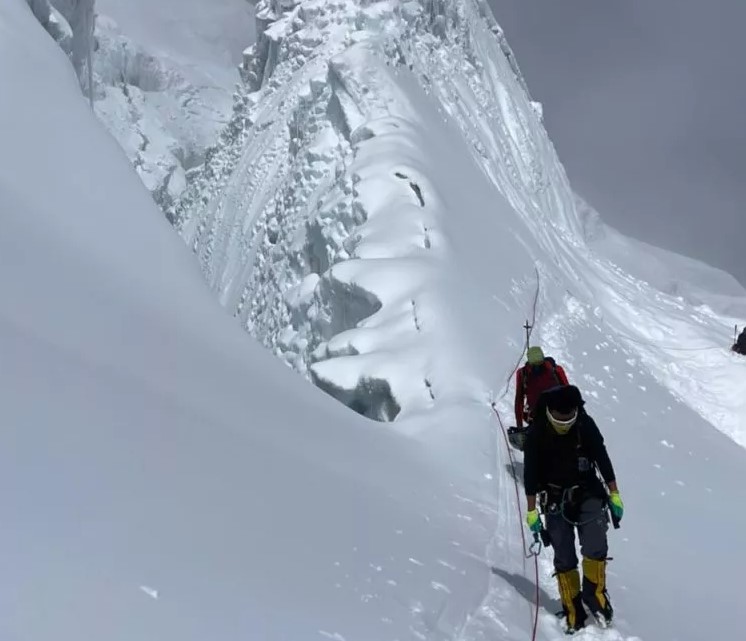 Manaslu Summit Push: Most Turn Back, a Handful Continue » Explorersweb