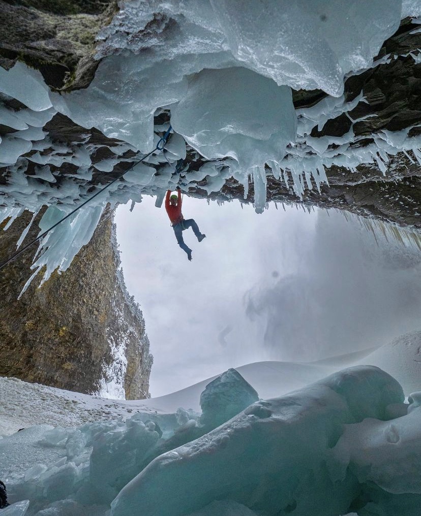 Elite Ice Climbers Flock to Helmcken Falls » Explorersweb