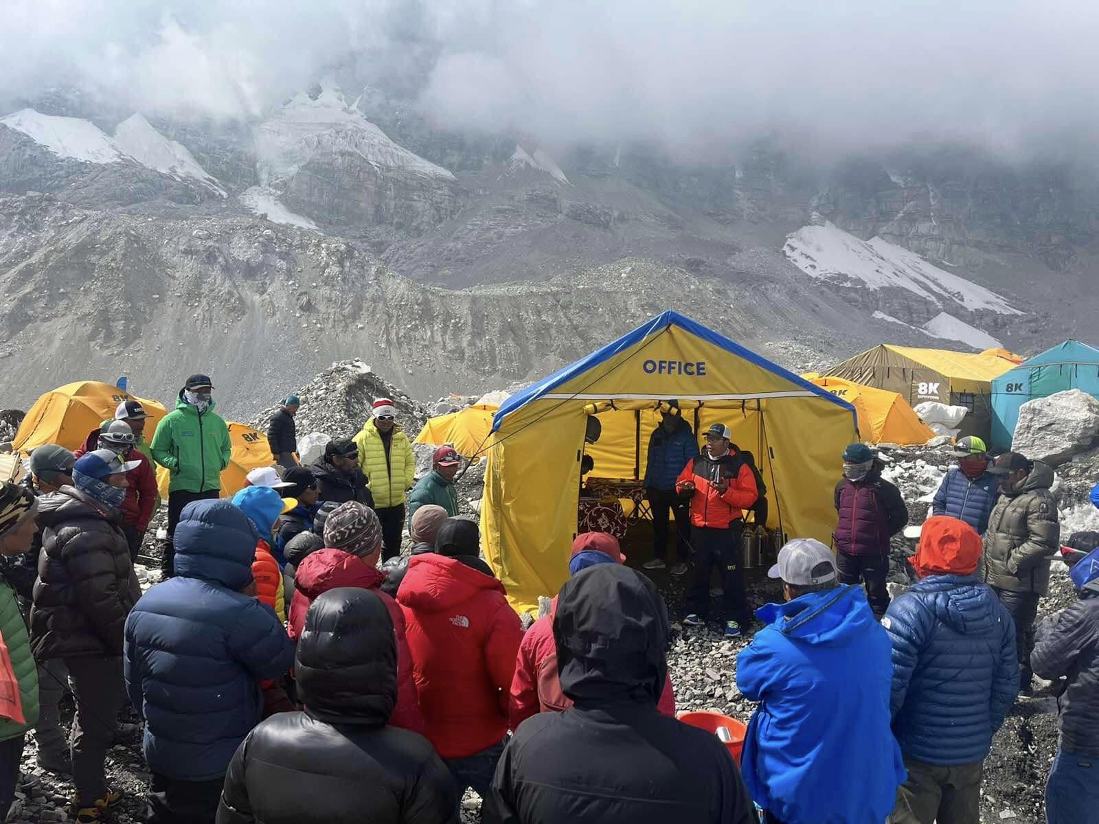 Everest Camp 4 Swamped with Trash » Explorersweb