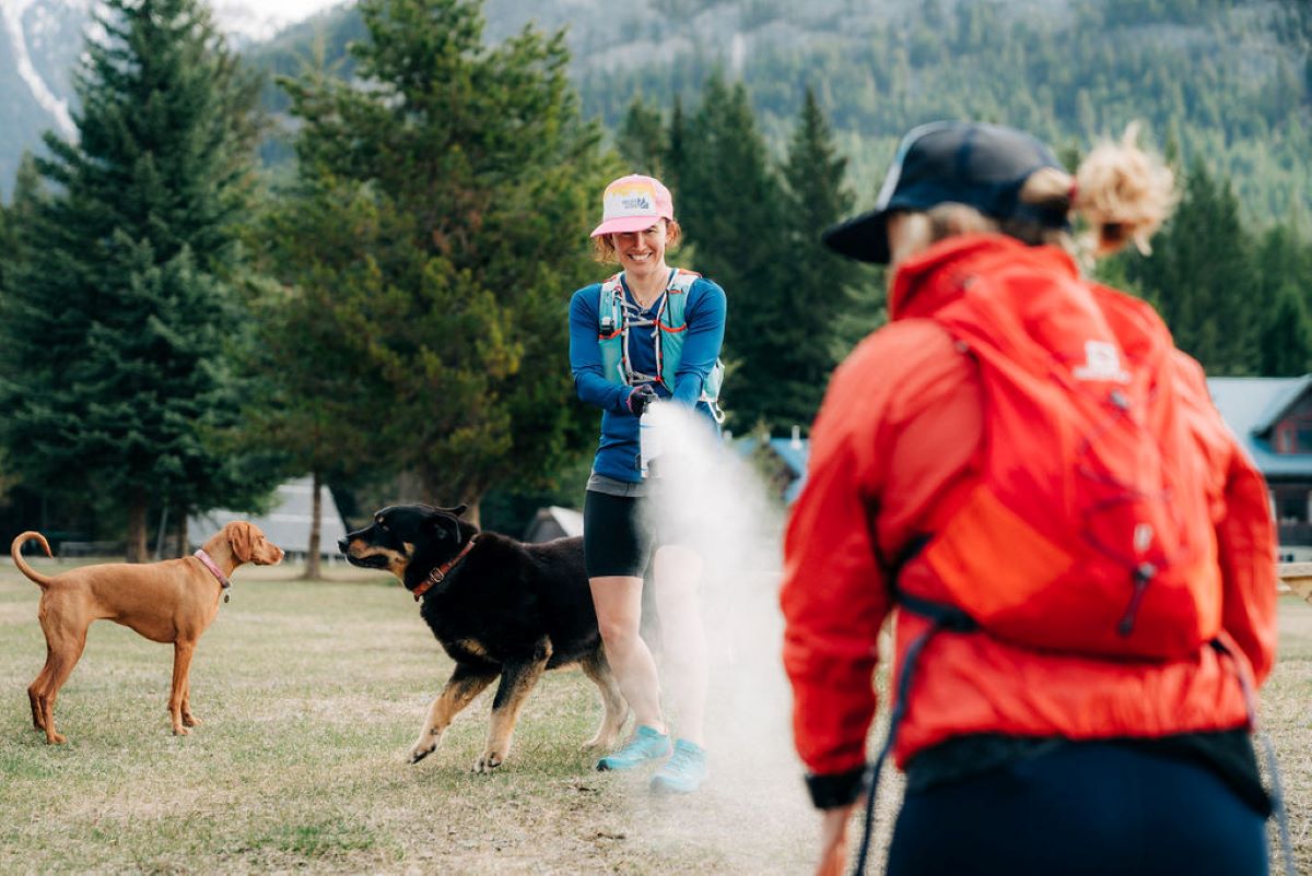 Magi Scallion - demonstrating the use of bear spray – iRunFar