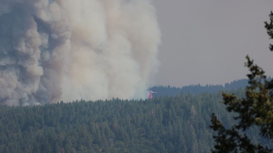 Mosquito Fire - a fire fighting aircraft tackling the blaze from above ...