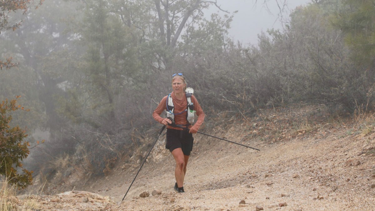 2025-Cocodona-250-Mile-women-champion-Rachel-Entrekin-in-fog - feature ...