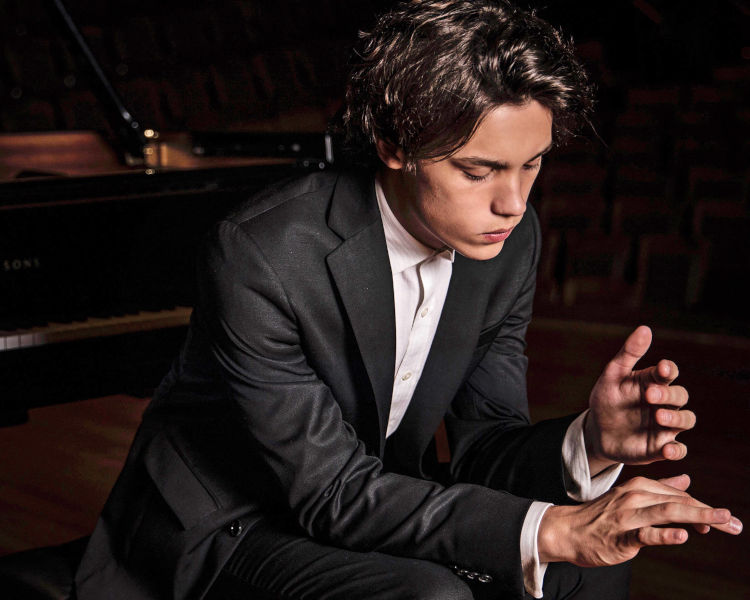 Jaeden Izik-Dzurko discusses his concert in Aurora on Classical Jukebox ...