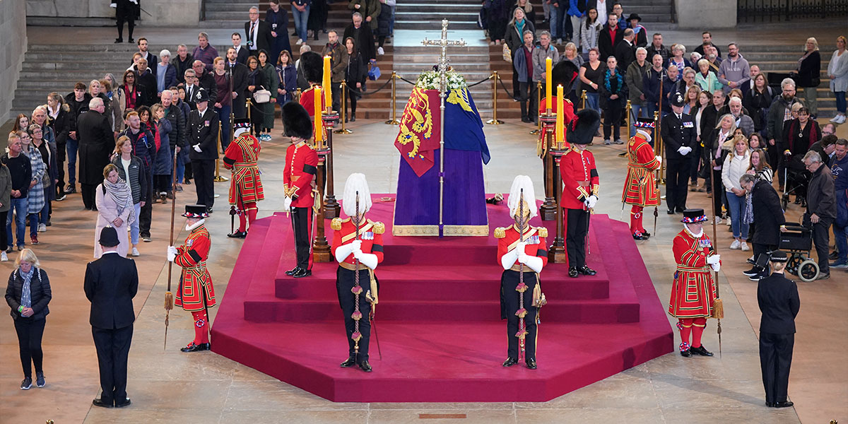 Queue to See Queen’s Lying-in-State Paused as It Reaches Capacity ...