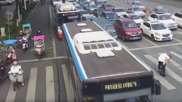 Joy Factor: Traffic Officer Carries Elderly Man Across the Road to ...