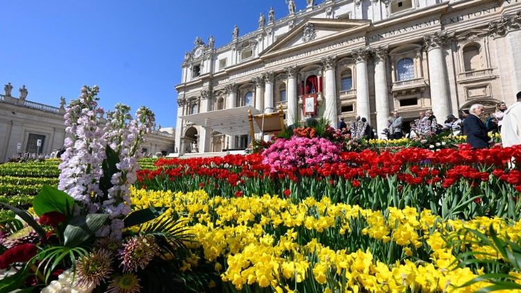 TENS OF THOUSANDS FILL VATICAN SQUARE TO MARK EASTER SUNDAY